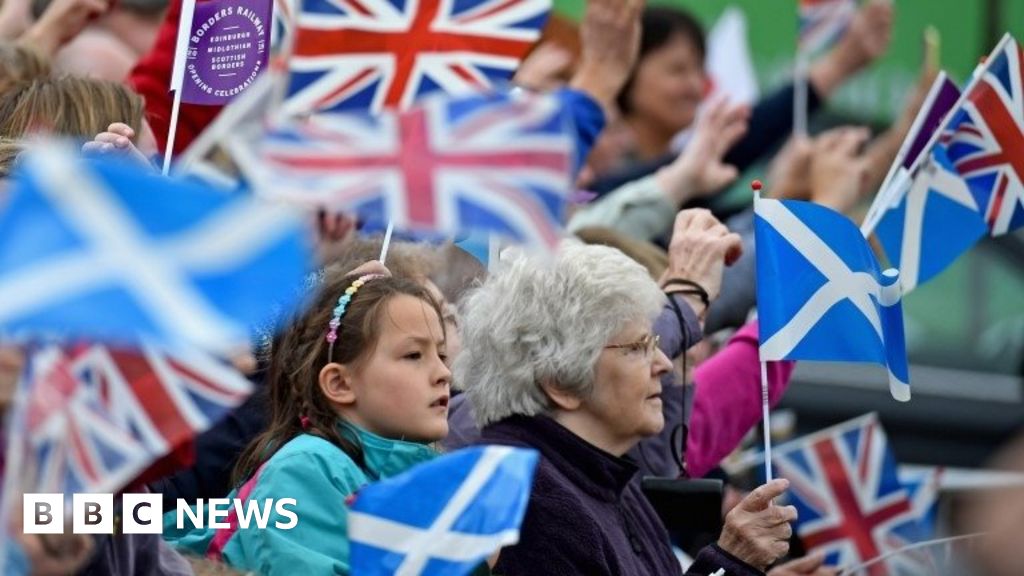 The Queen delights well-wishers in Newtongrange - BBC News
