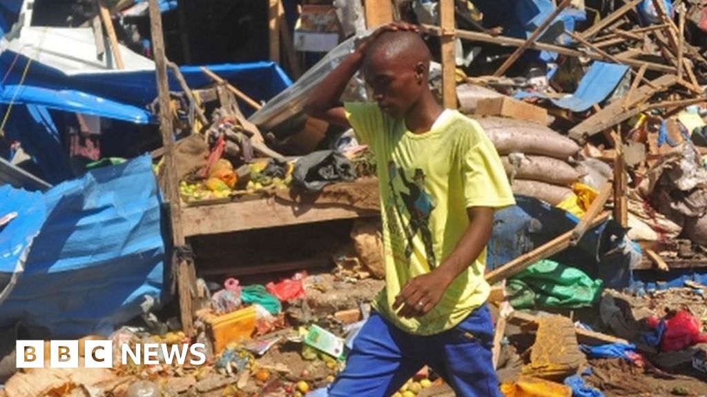 Somalia car bomb: Blast rips through Mogadishu market - BBC News