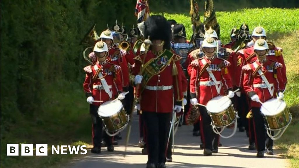 Mametz Wood: Service held to remember Welsh sacrifice - BBC News