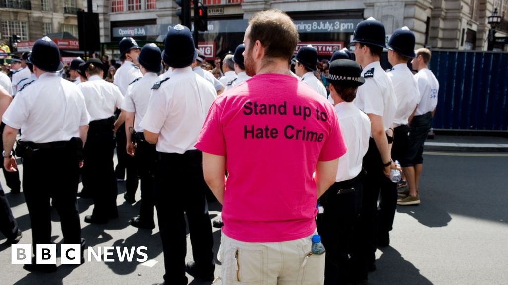 Human rights report warns over 'anti-foreigner sentiment' - BBC News