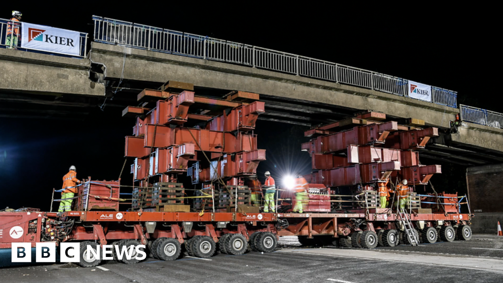 Time-lapse footage shows how motorway bridge is removed - BBC News