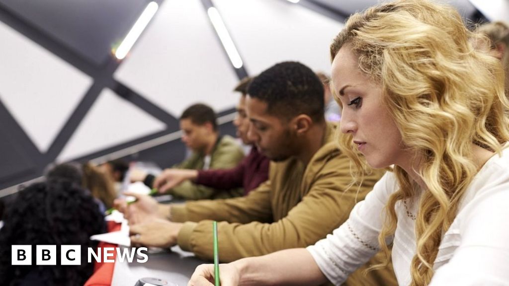 Poorest students 'borrowing most' to get through university