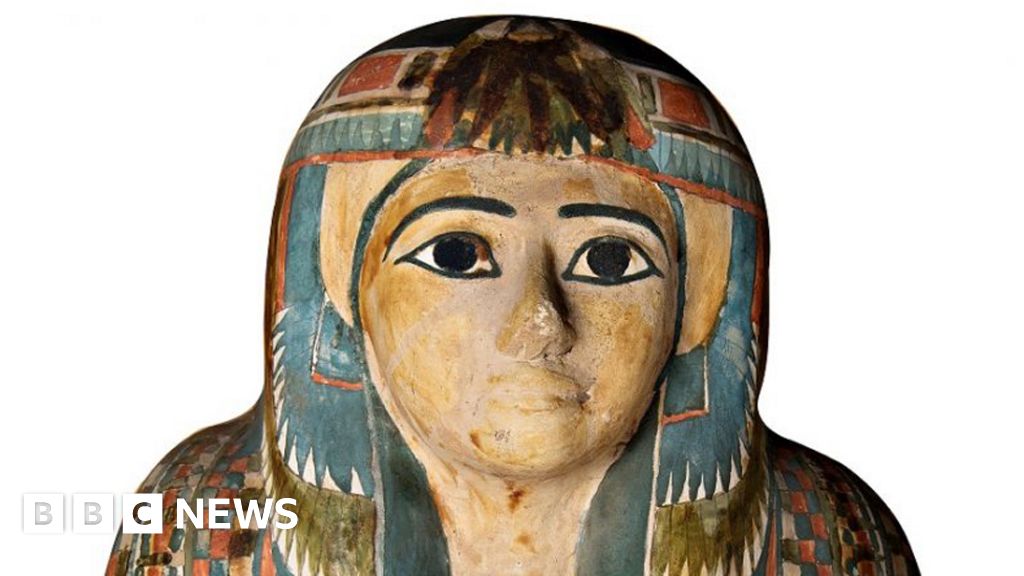 The women who love mummies - BBC News