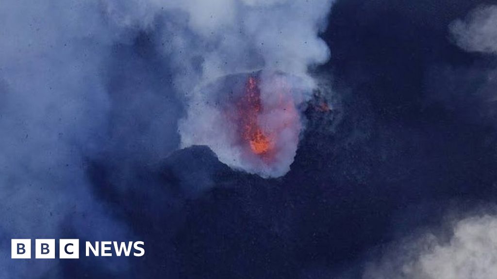 Vanuatu volcano eruption sparks Ambae island evacuation - BBC News