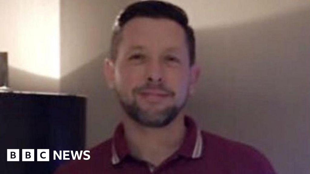 Father and son convicted of Slough pub killing - BBC News