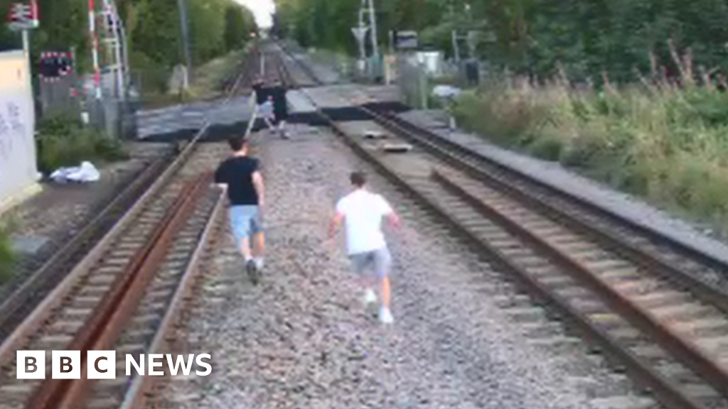 New Malden: Railway trespassers risk death, Network Rail warns