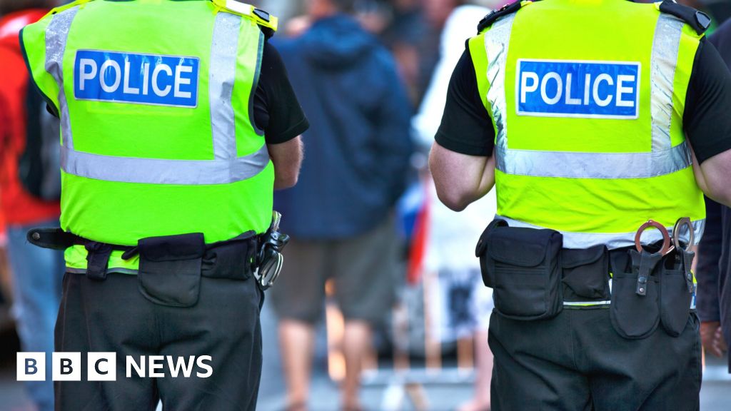 Police forces in England and Wales make 75,000 fewer arrests - BBC News