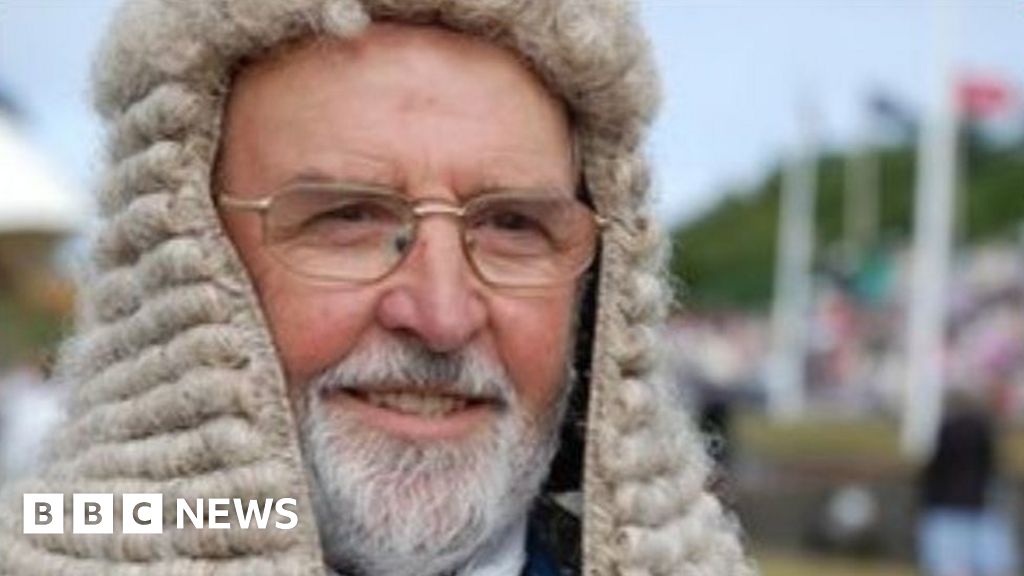 Noel Cringle: Tributes paid to Manx 'political giant' - BBC News