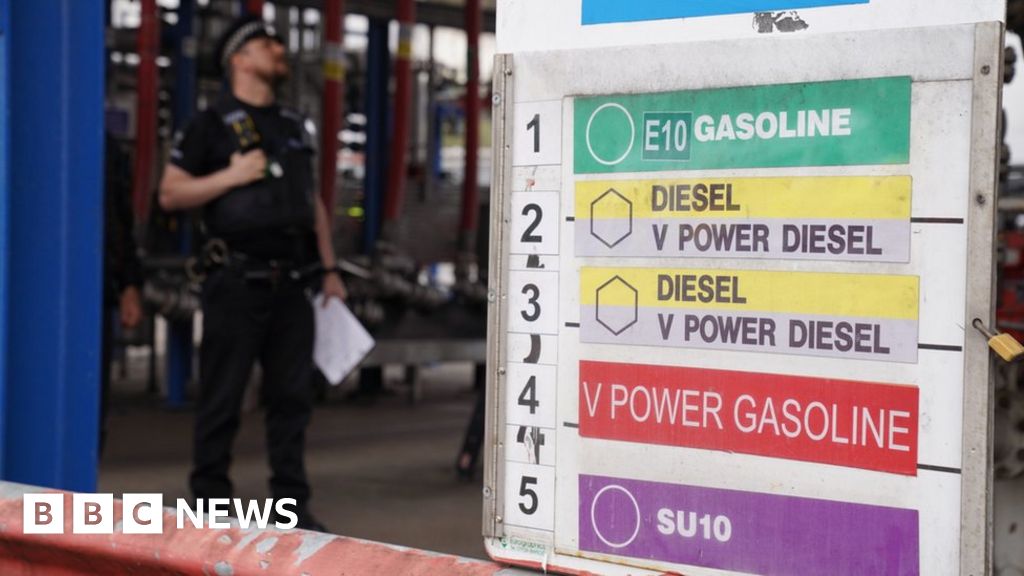 Essex Police make 15 more fuel protest arrests - BBC News