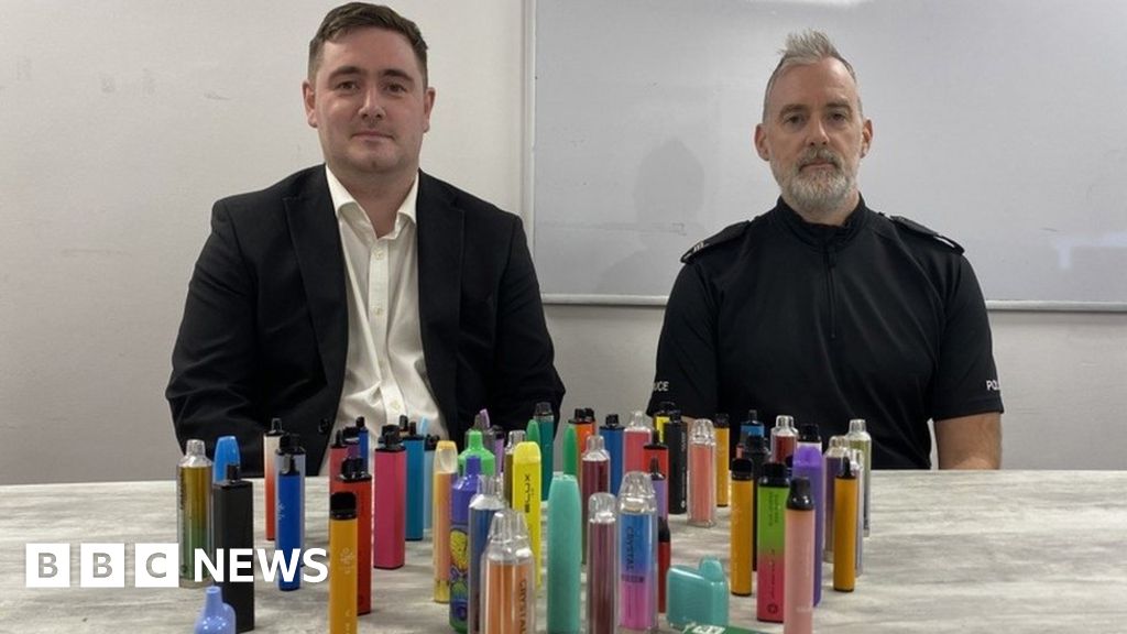 Middlesbrough: Warning after drug-laced vapes found in schools - BBC News