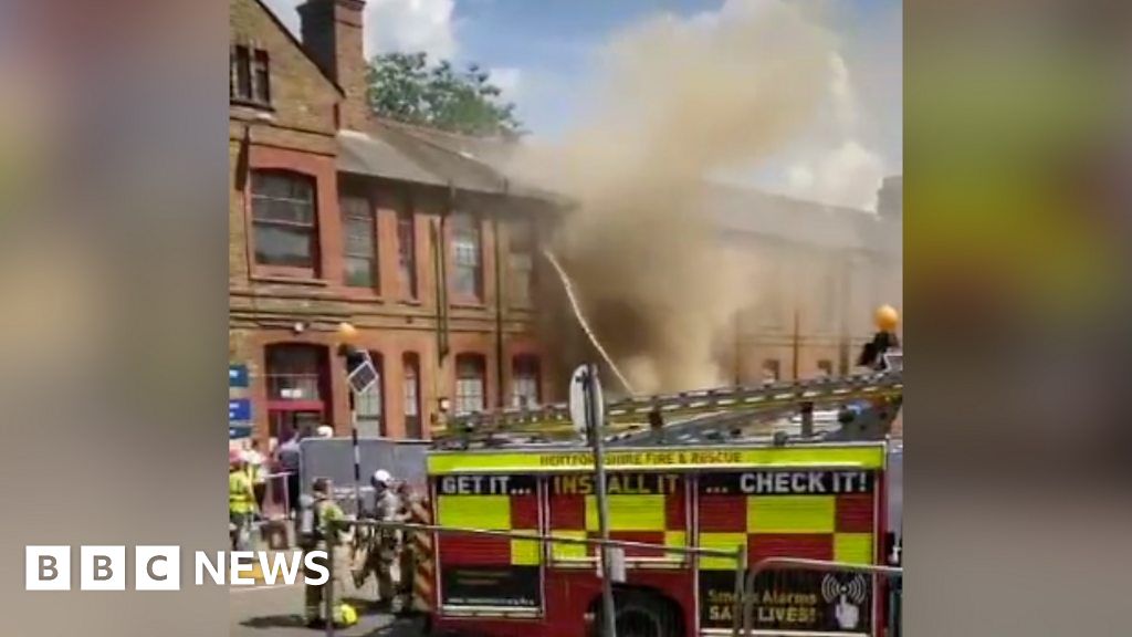 Smoke seen billowing from Watford hospital building - BBC News