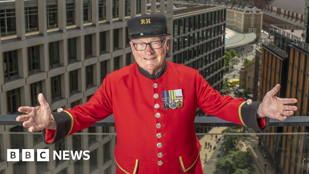 BGT winner Colin Thackery signs for Dame Vera Lynn's label - BBC News