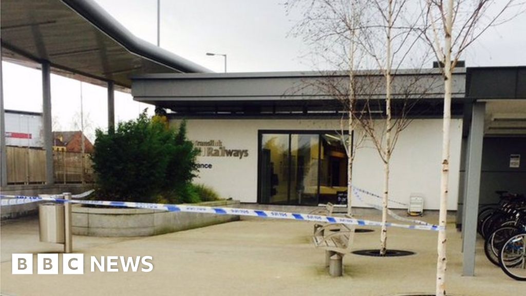 Portadown train station: Thieves target ATM - BBC News