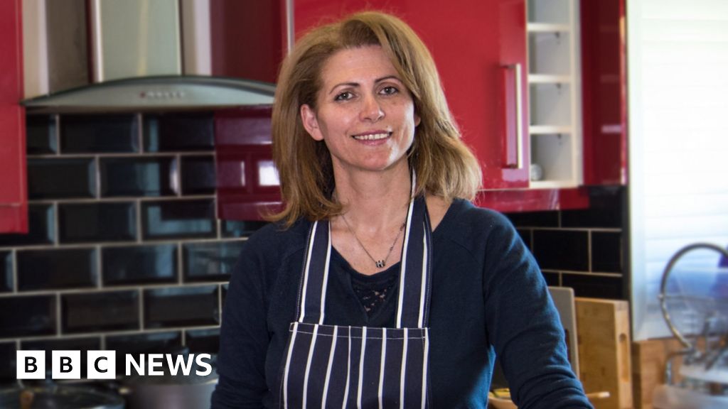 The Syrian refugee who feeds everyone she meets - BBC News