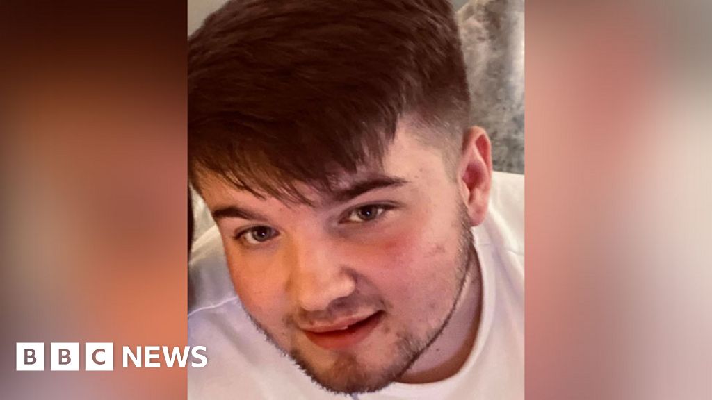 Man dies and girl critical after Milngavie crash - BBC News