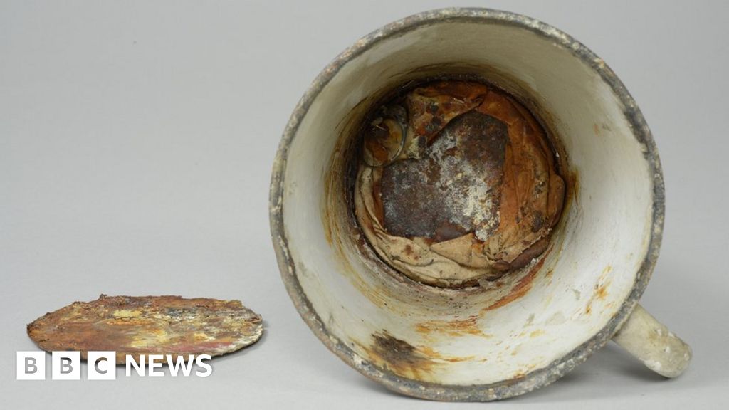 Auschwitz mug reveals jewellery hidden 70 years ago - BBC News