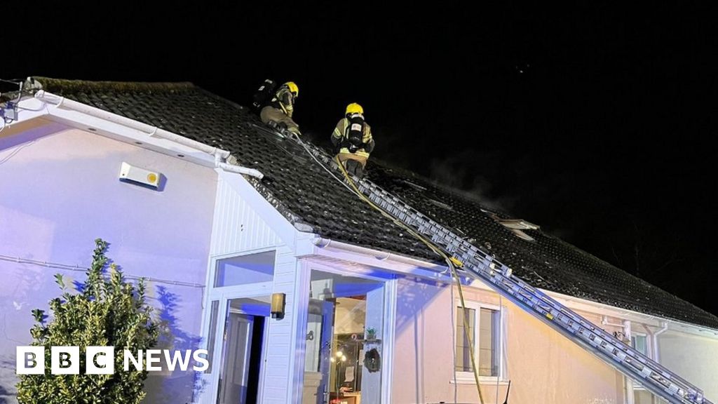 Ferndown: Man, 88, led to safety from bathroom fire - BBC News