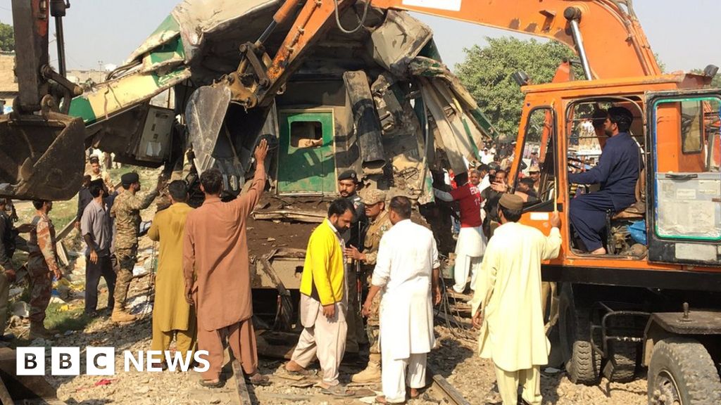 At least 17 die in Karachi train crash in Pakistan - BBC News