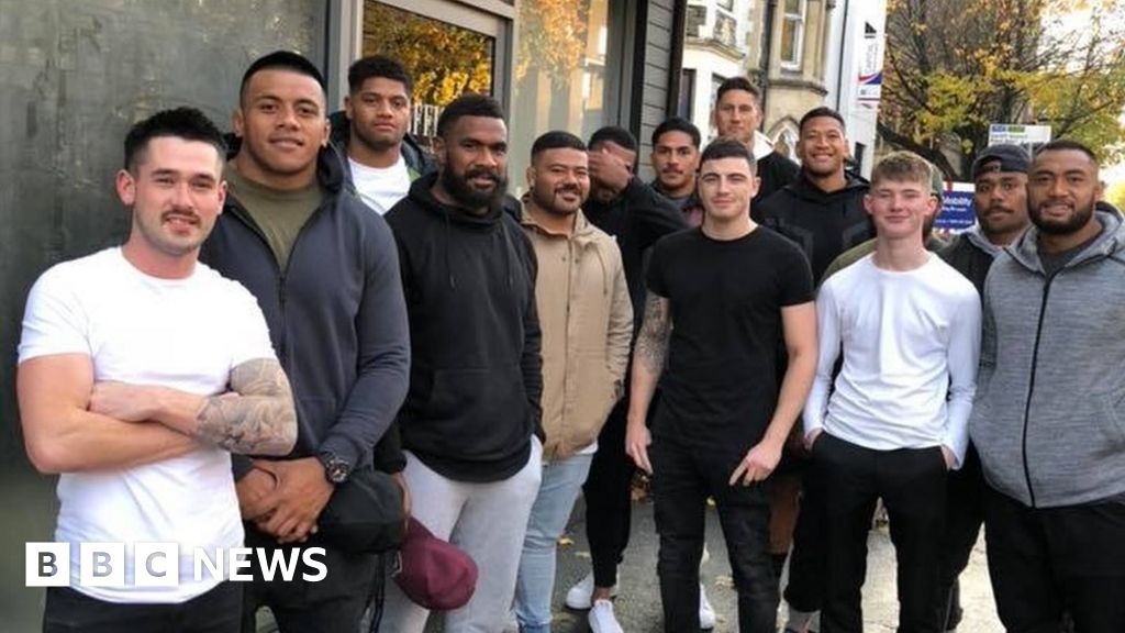 Cardiff barber gives Australia team a trim before Wales game - BBC News