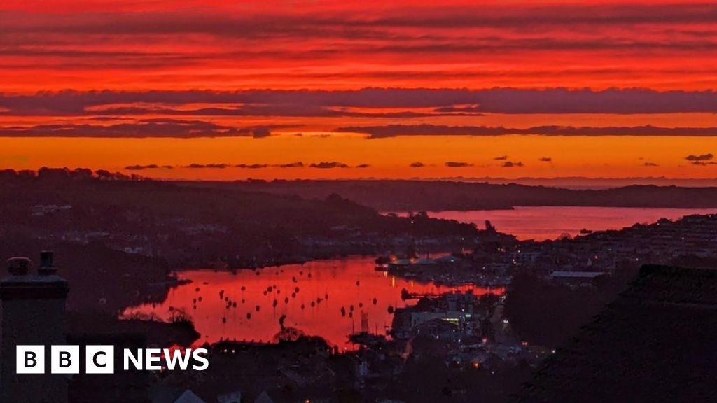 Cornwall wakes up to spectacular sunrise - BBC News