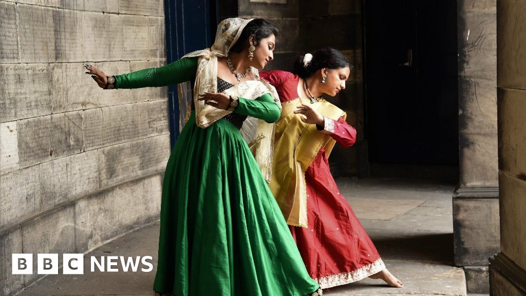 In pictures: South Asian culture in Scotland over 30 years - BBC News