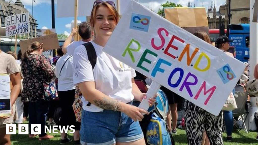 Berkshire SEND parents join rally to urge system reform - BBC News