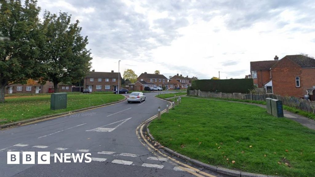 Sittingbourne: Man charged with murder following stabbing - BBC News