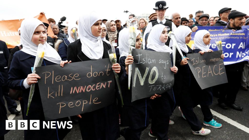 Bridge tribute to Westminster attack victims - BBC News