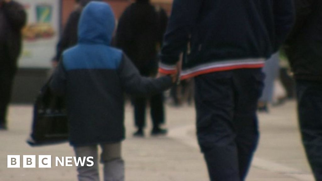 More poor children in UK working families, says IFS - BBC News