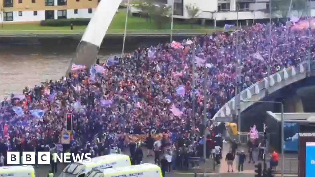 Rangers fans march on George Square - BBC News