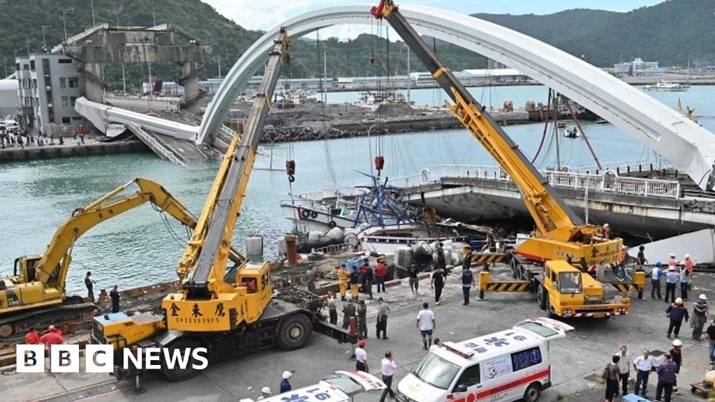 Taiwan bridge collapses on fishing vessels - BBC News