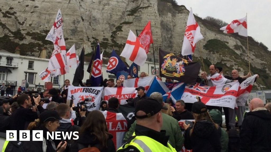 Thirteen arrests in Dover as immigration protests take place - BBC News