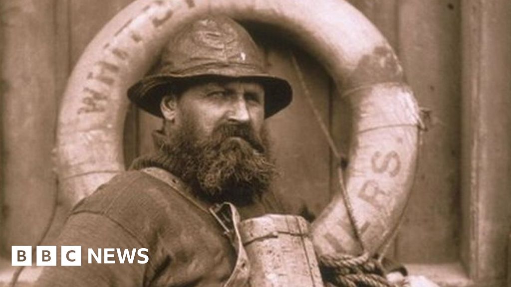 Whitby: Sculpture of lifeboatman Henry Freeman planned - BBC News