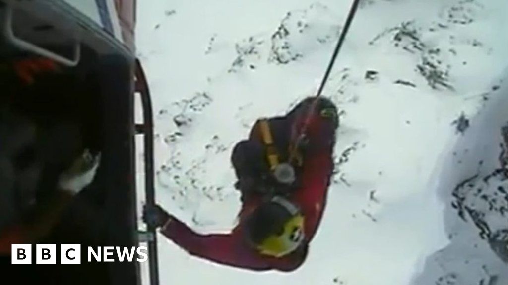 Climbers rescued from snowy mountain ridge in Scotland - BBC News