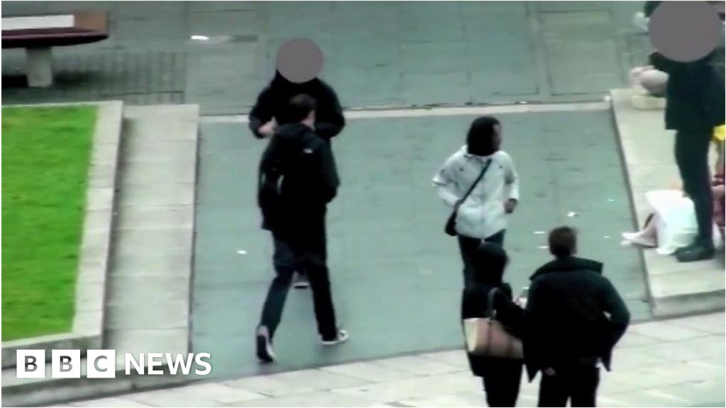 Manchester Piccadilly Gardens drug dealer tackled by police - BBC News