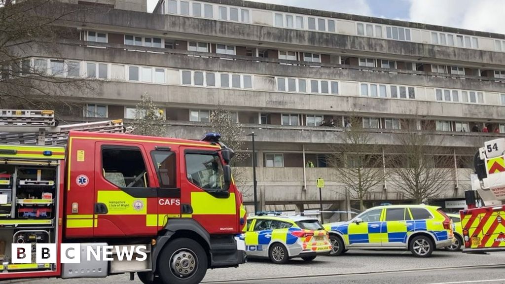 Southampton flat fire: Two treated for smoke inhalation - BBC News