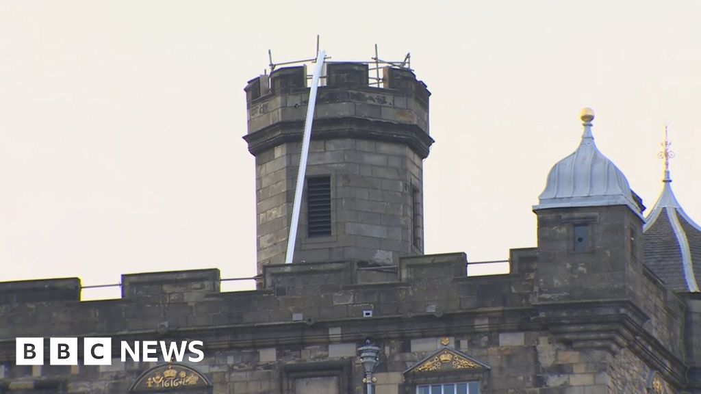 Edinburgh Castle flagpole snaps in high winds - BBC News