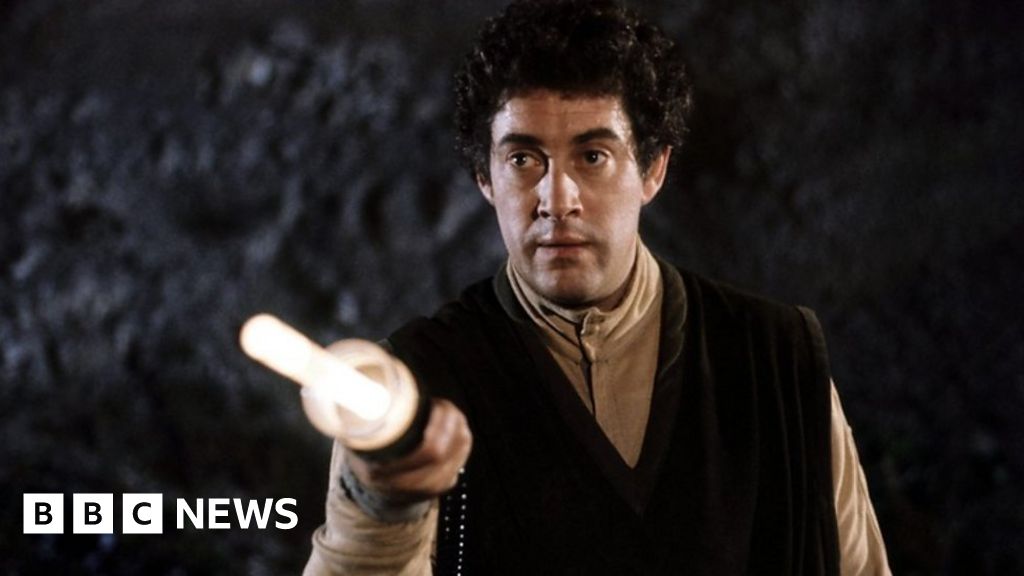 Actor Gareth Thomas, who played the title role in Blake's 7 has died. - BBC News