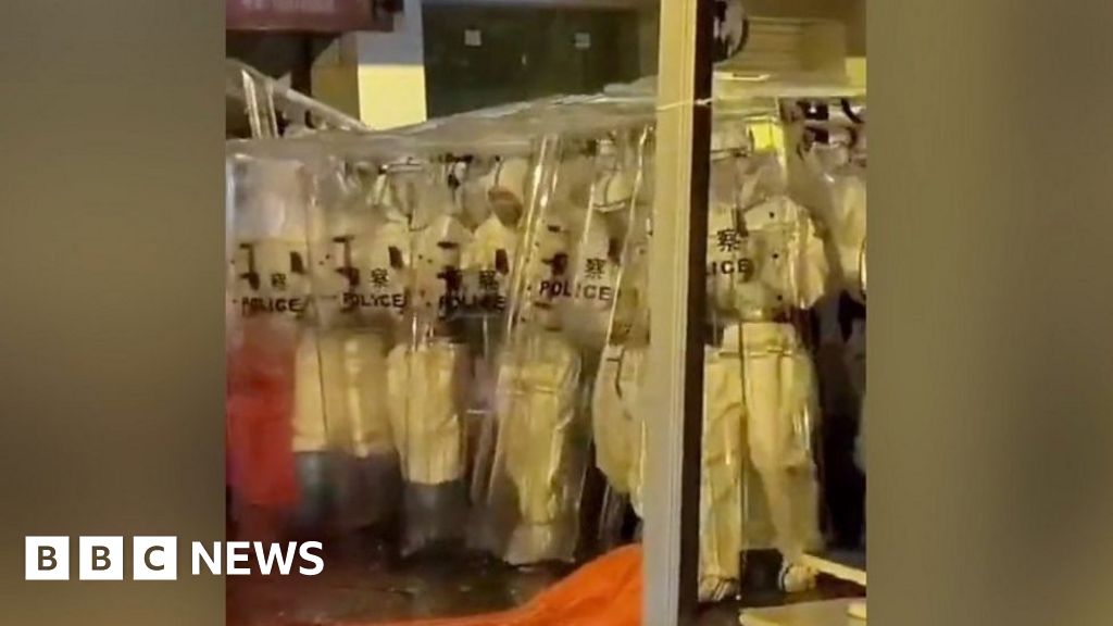 China Covid protestors clash with riot police in hazmat suits - BBC News