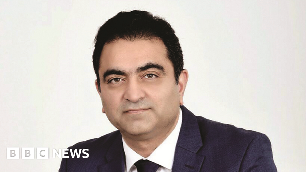 Slough council leader Sohail Munawar suspended by Labour - BBC News