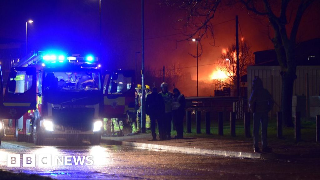 St Leonards homes cleared amid industrial building fire - BBC News