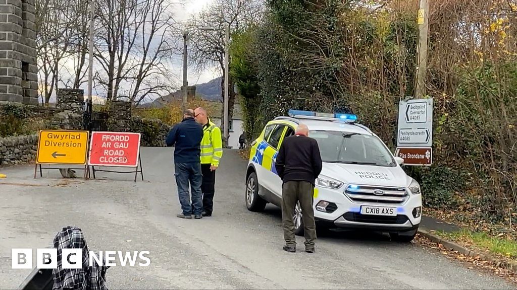 At the scene: Car found in search for missing teenagers - BBC News