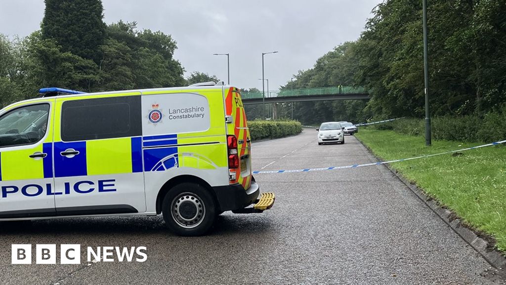 Skelmersdale murder probe after 15-year-old boy stabbed - BBC News