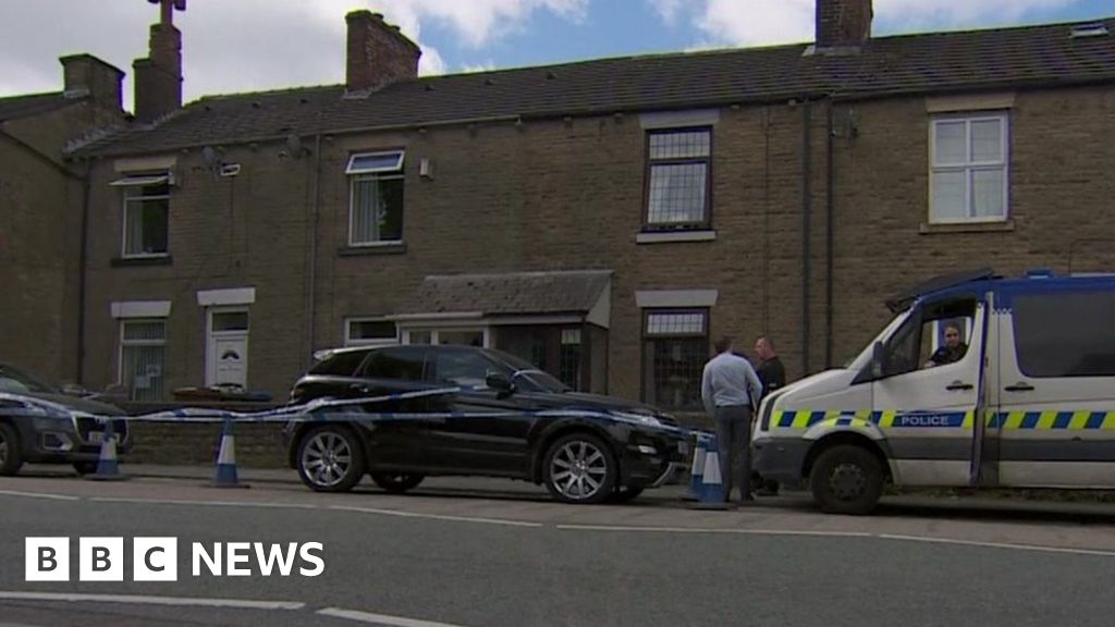 Wigan stabbing: Daughter witnessed mum's death - BBC News