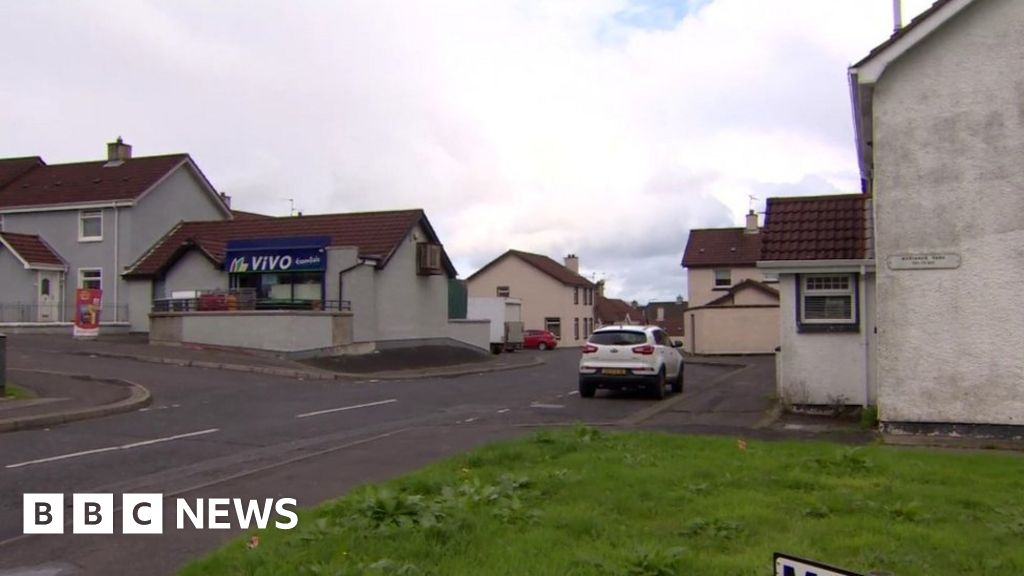 Derry shooting: Man shot in both legs in Hazelbank - BBC News