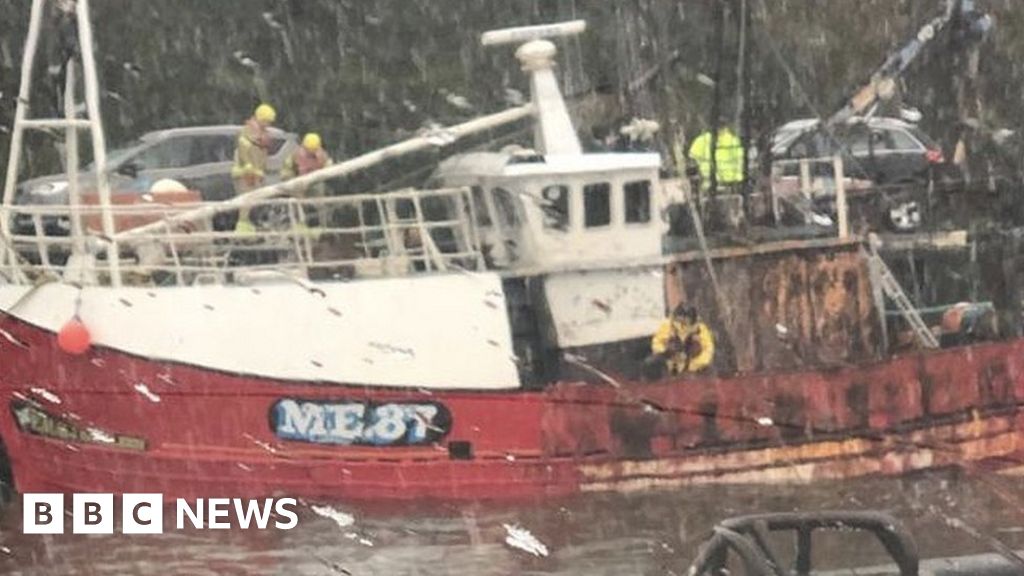 Lifeboat called out to flooded trawler in Eyemouth - BBC News