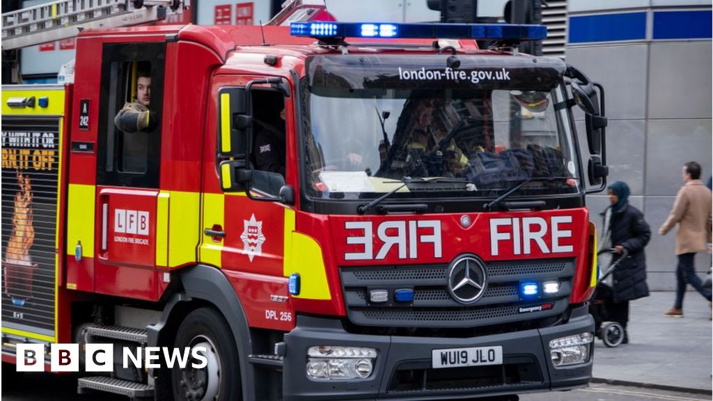 Peckham house fire: Woman dies after rescue - BBC News