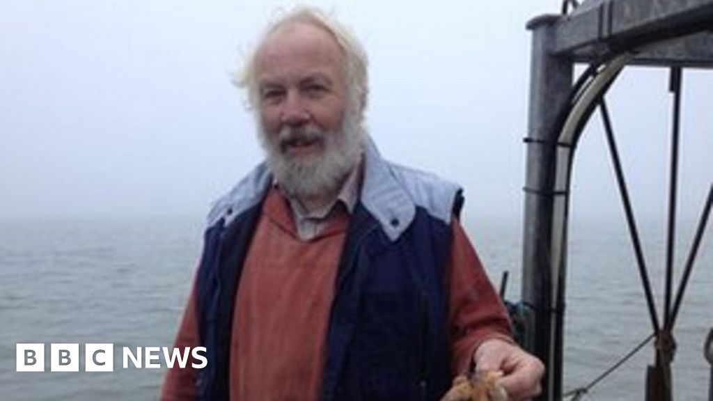 Richard Haward: Tributes paid to well-known oyster fisherman - BBC News