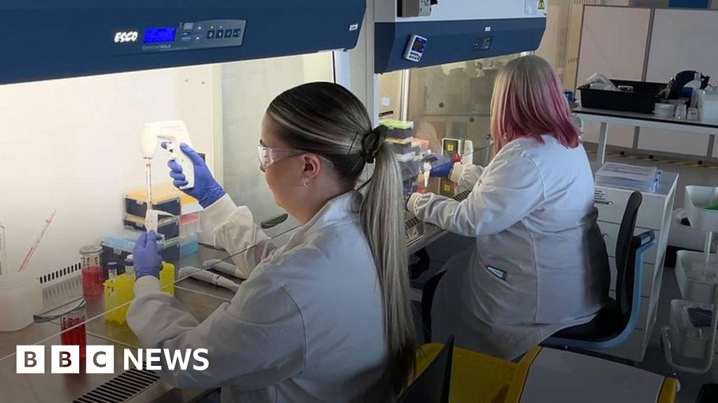 Cheshire laboratory creates 'human skin' to avoid animal testing - BBC News