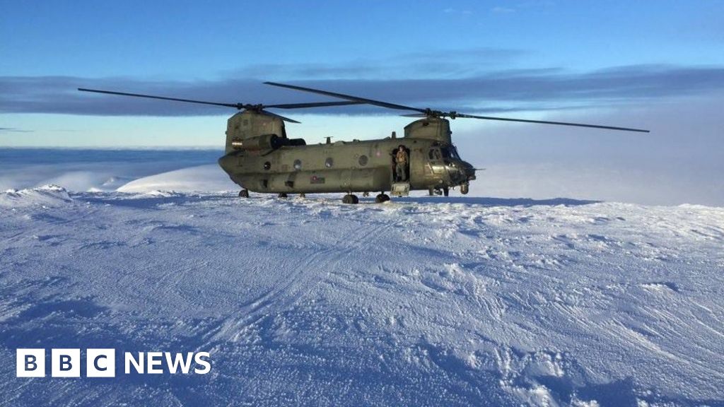 RAF Odiham Chinook crews train in snowy Cairngorms - BBC News